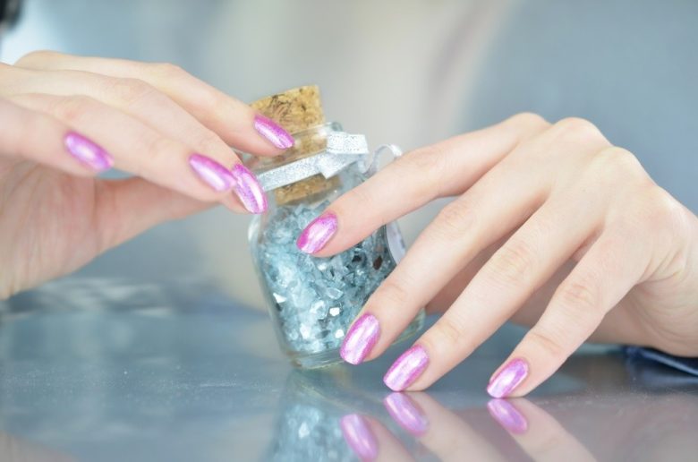 Holographic Nail Art Is The Key To A Great Manicure - Maby Blog